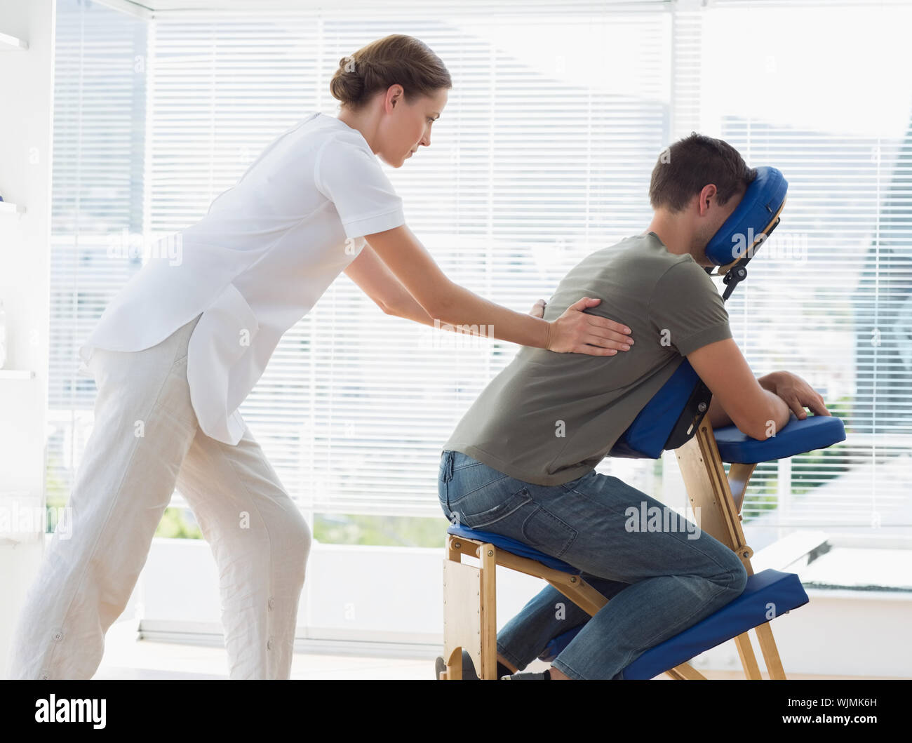 Man receiving back massage hi-res stock photography and images - Alamy