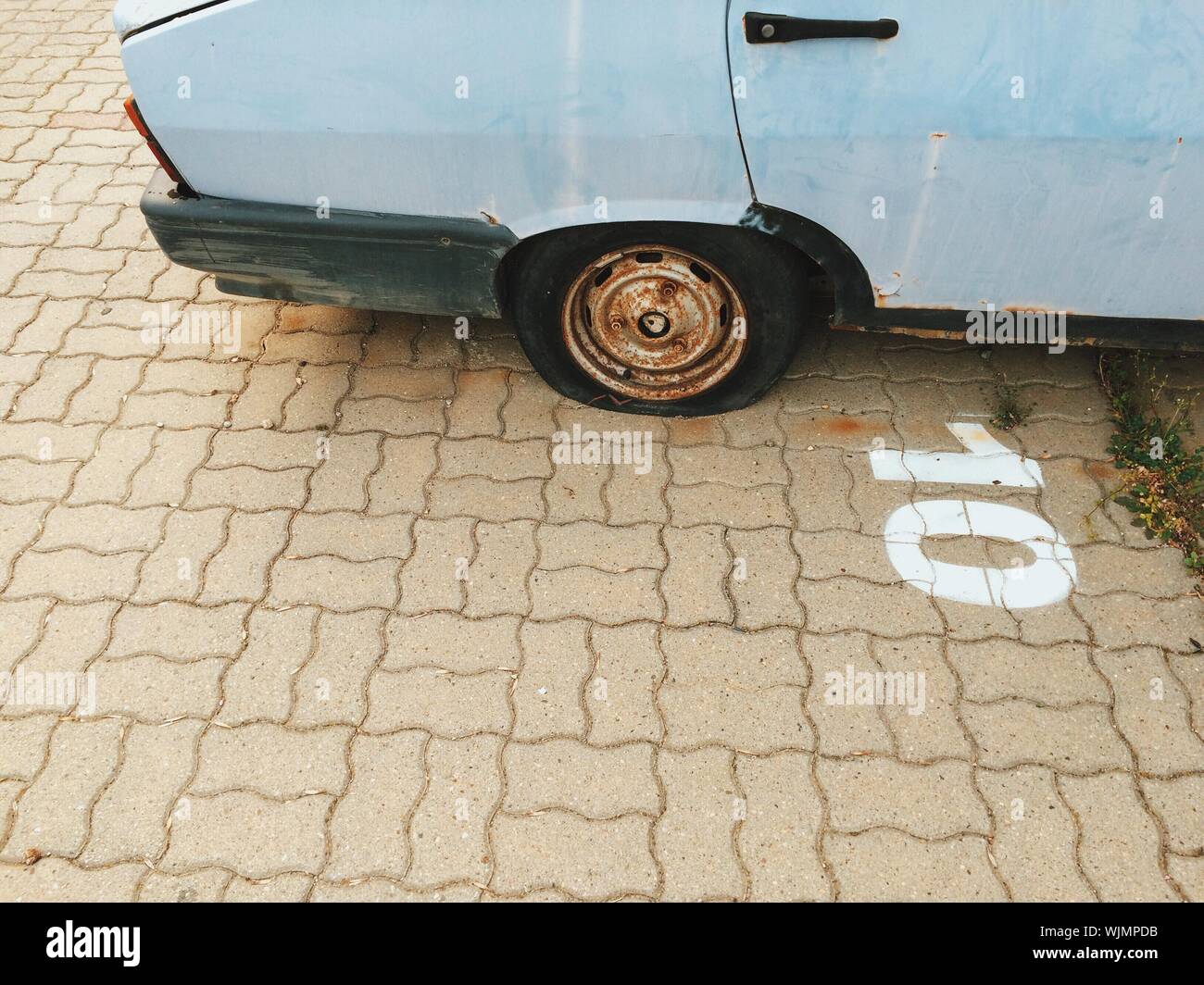 Flat tire car hi-res stock photography and images - Alamy