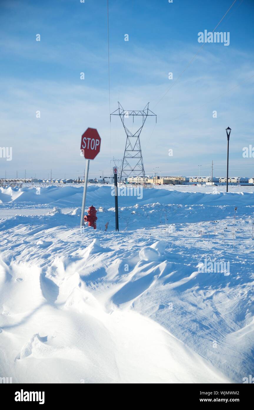 Stop sign in the snow hi-res stock photography and images - Alamy