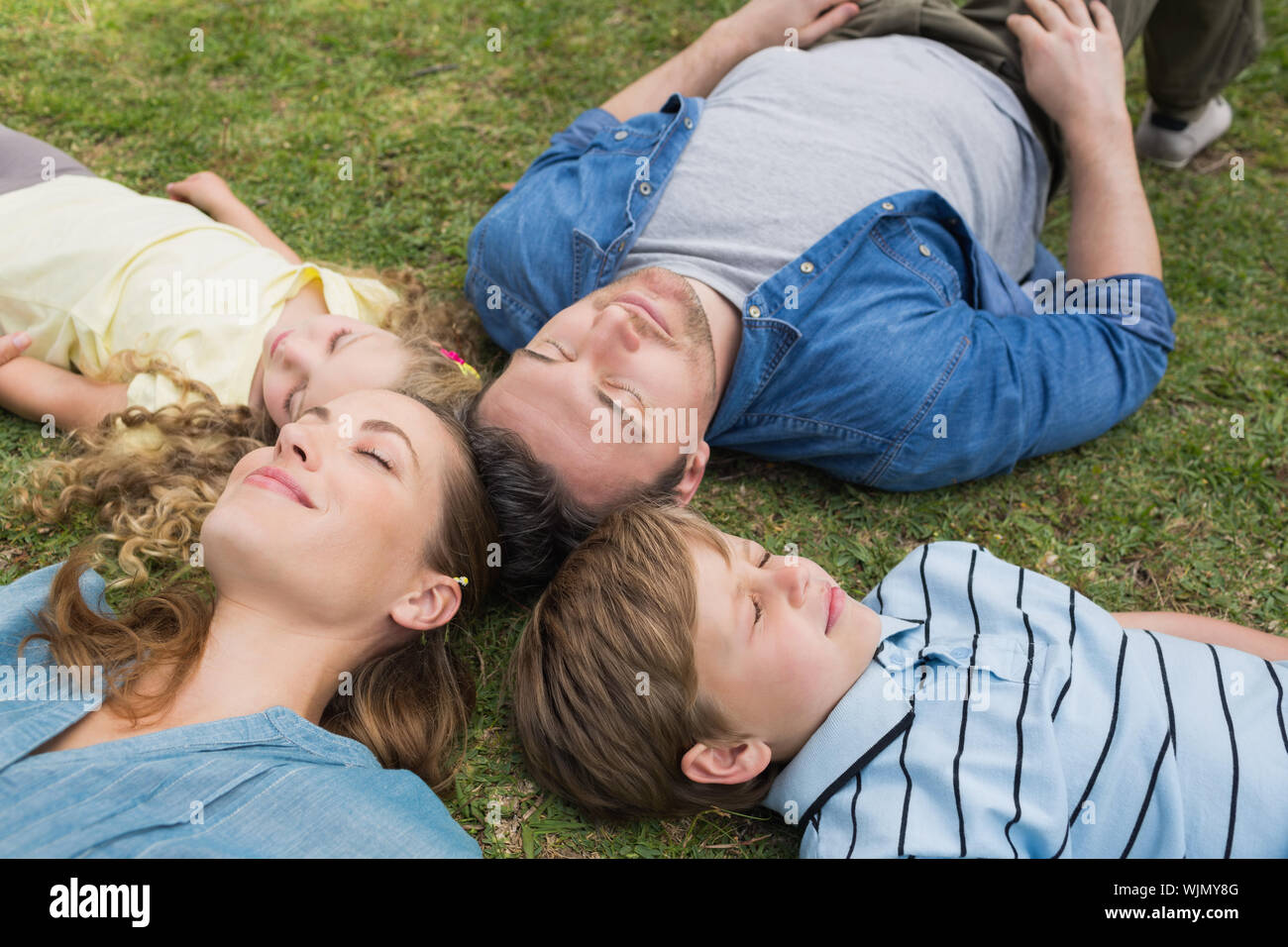 Kids sleeping with parents hi-res stock photography and images - Alamy