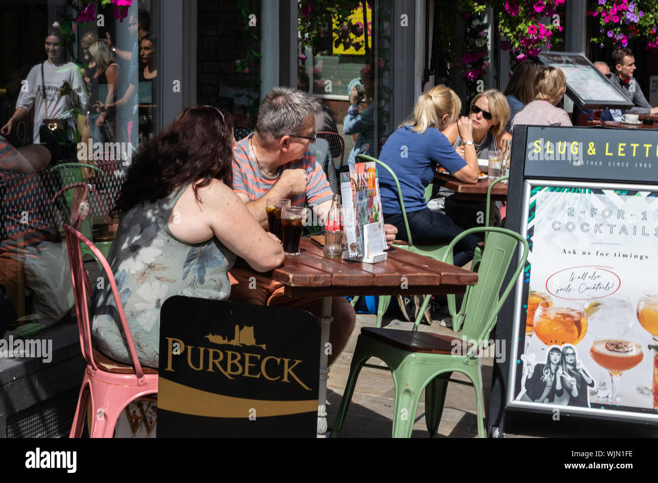 Customers eating hi-res stock photography and images - Alamy