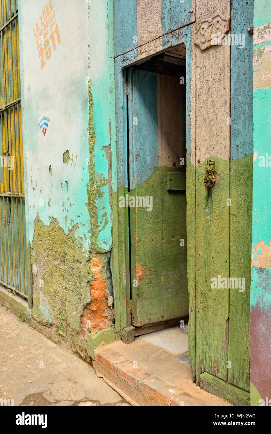 Havana cuba wall doorway details hi-res stock photography and images ...