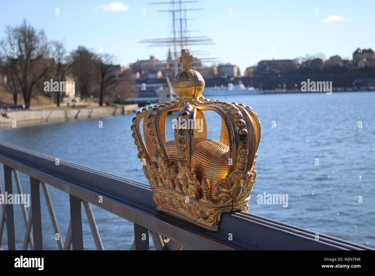 Focus on crown hi-res stock photography and images - Alamy