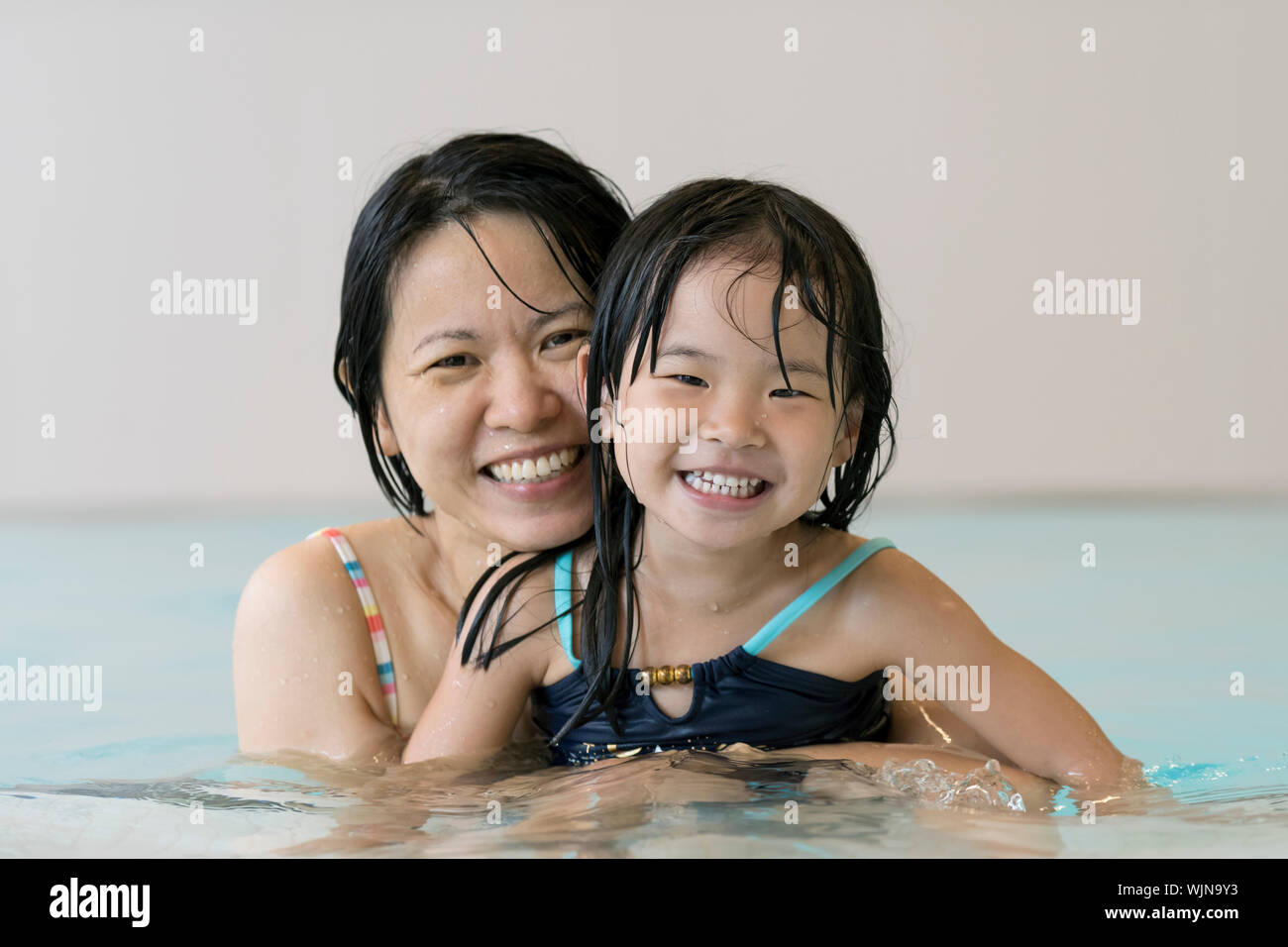 Mother daughter swimming pool hi-res stock photography and images - Alamy