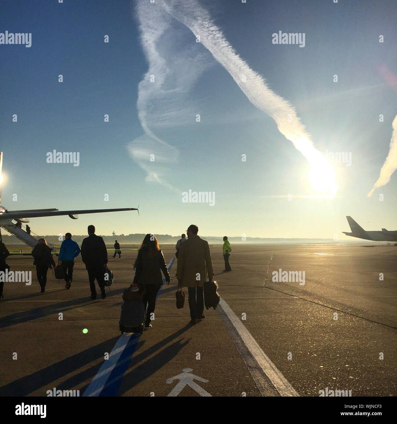 Passengers boarding an airplane hi-res stock photography and images - Alamy
