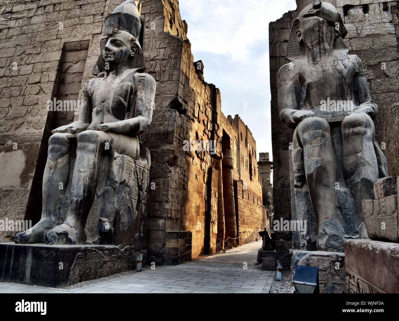Pharaoh statues hi-res stock photography and images - Alamy