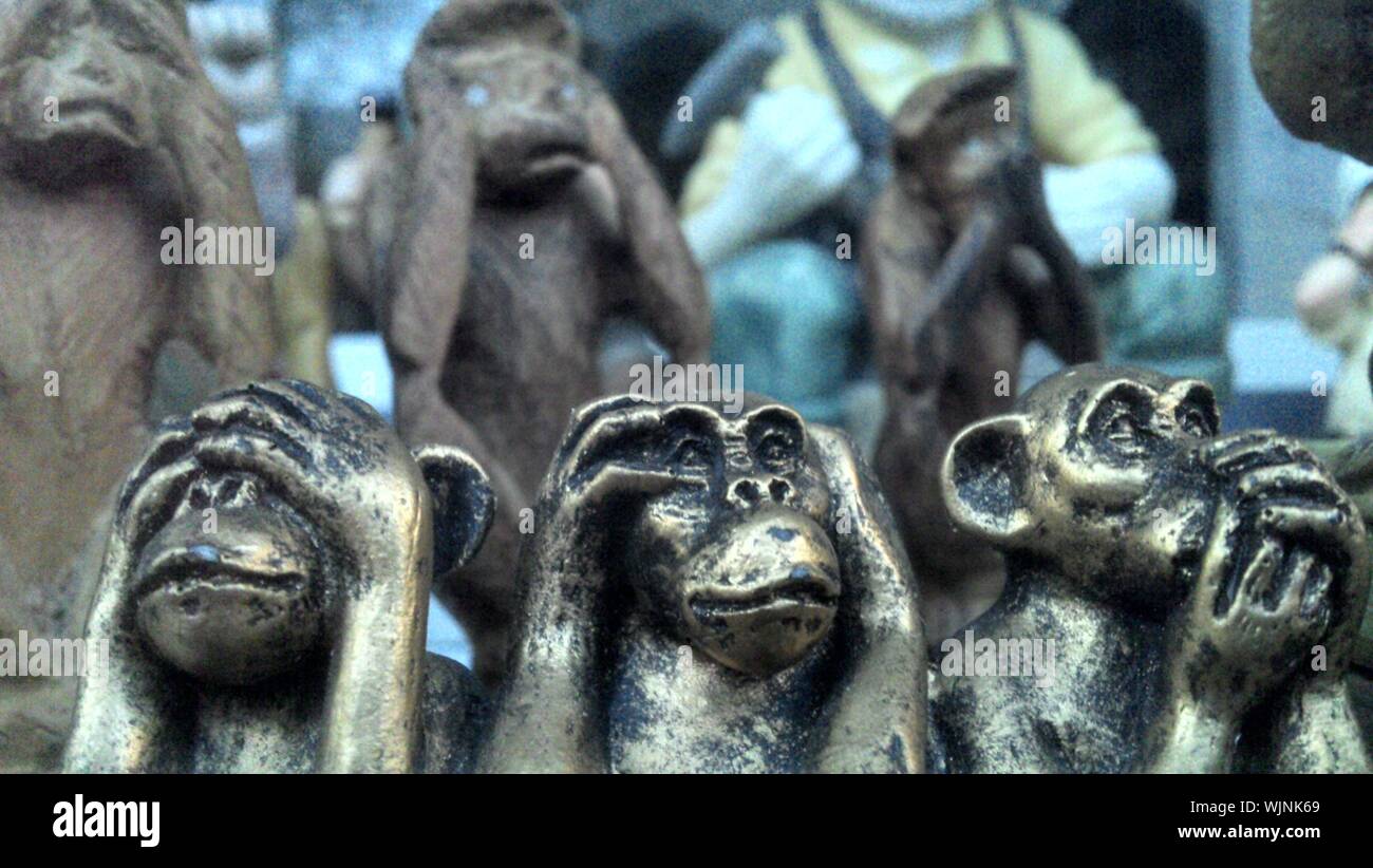 Three monkeys statue hi-res stock photography and images - Alamy