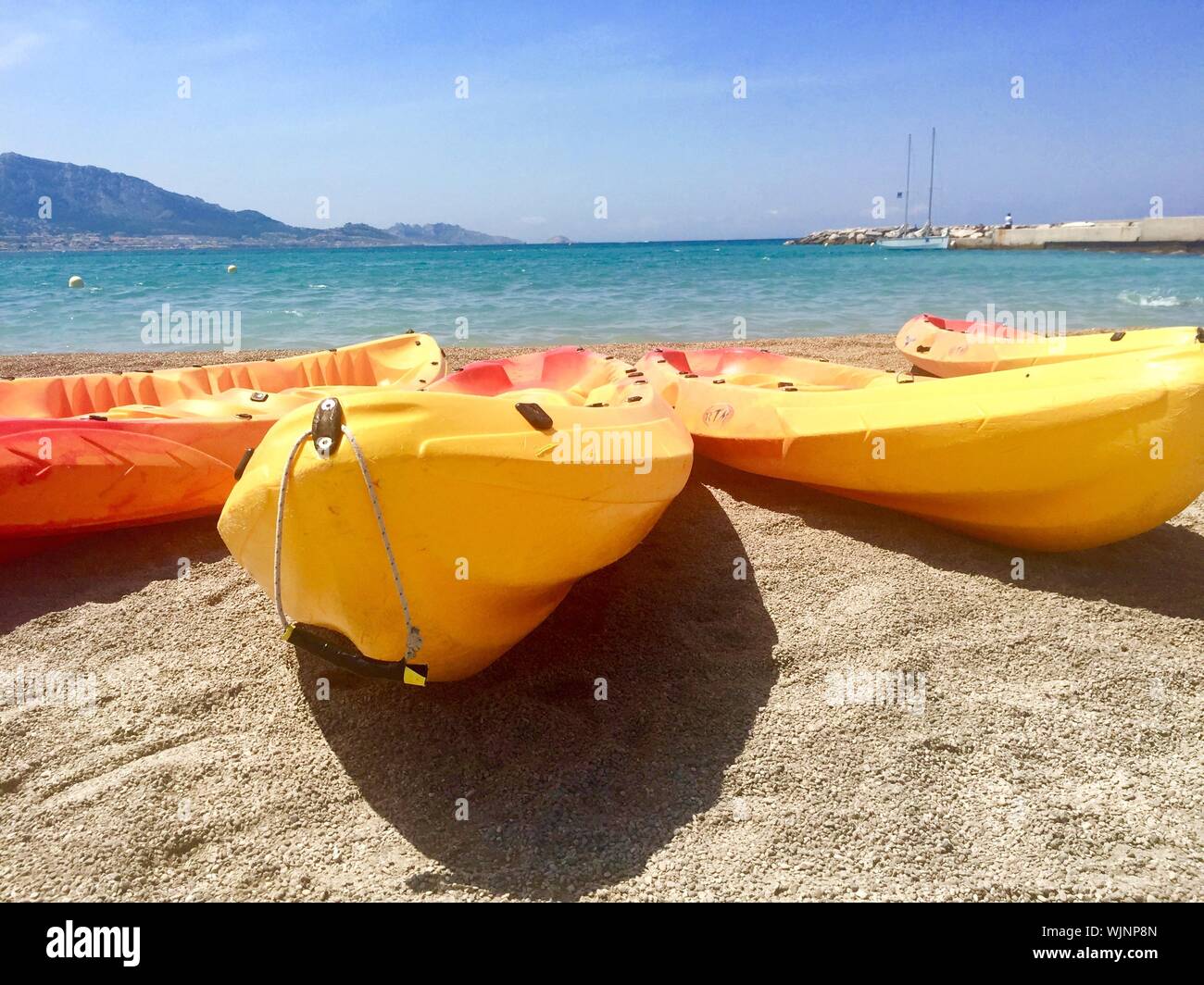 Yellow canoes hi-res stock photography and images - Alamy