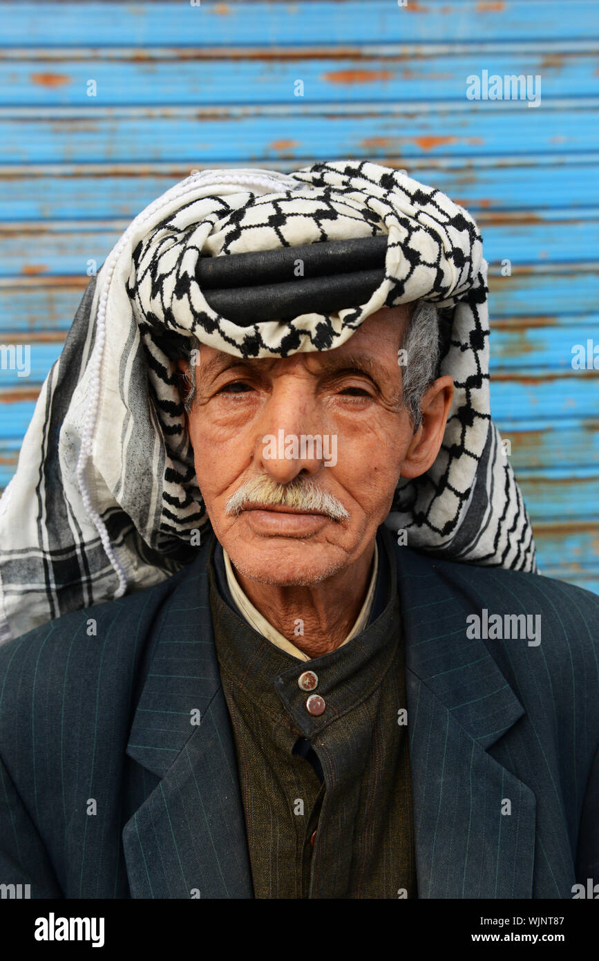 Portrait of a Jordanian man wearing a traditional Keffiyeh Stock Photo ...