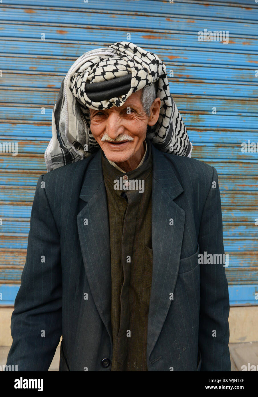 Portrait of a Jordanian man wearing a traditional Keffiyeh Stock Photo ...