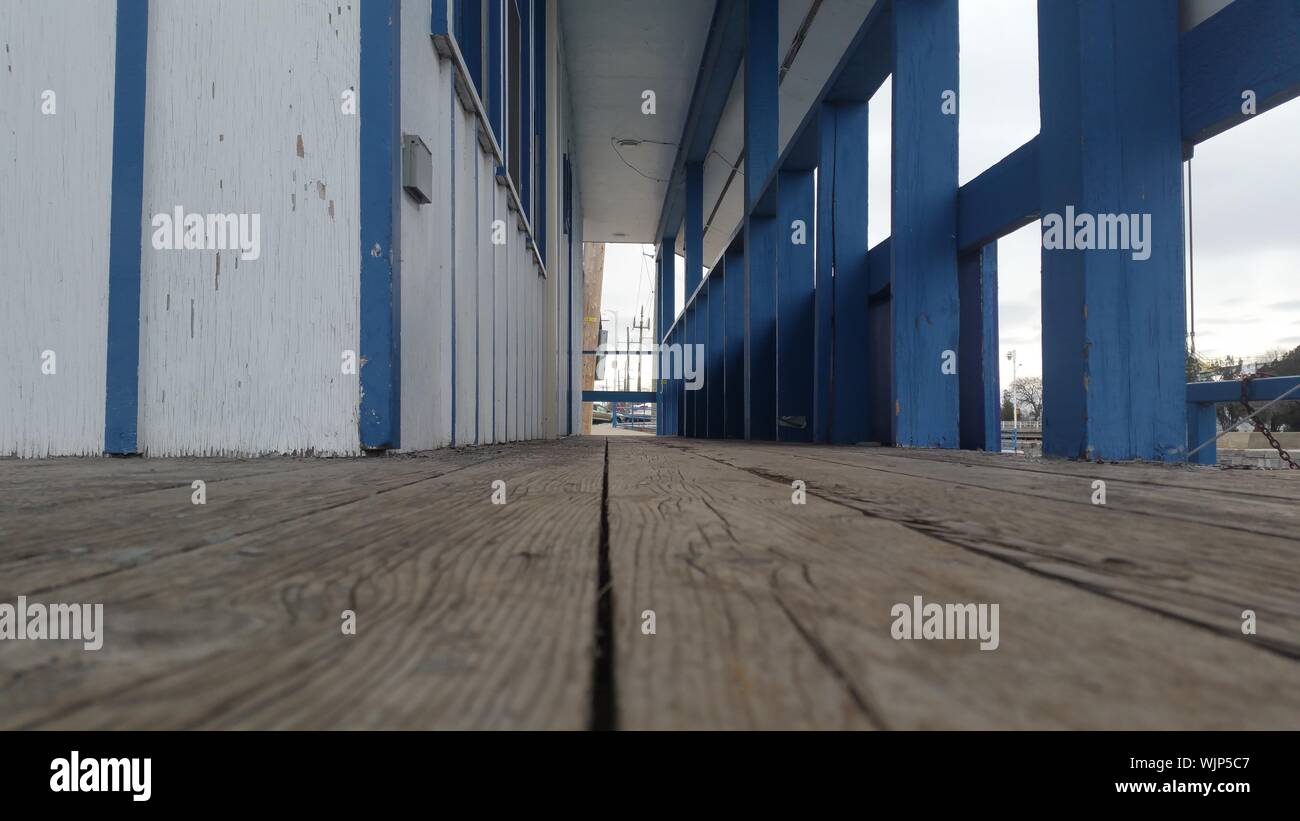 Empty passage in building building hi-res stock photography and images ...