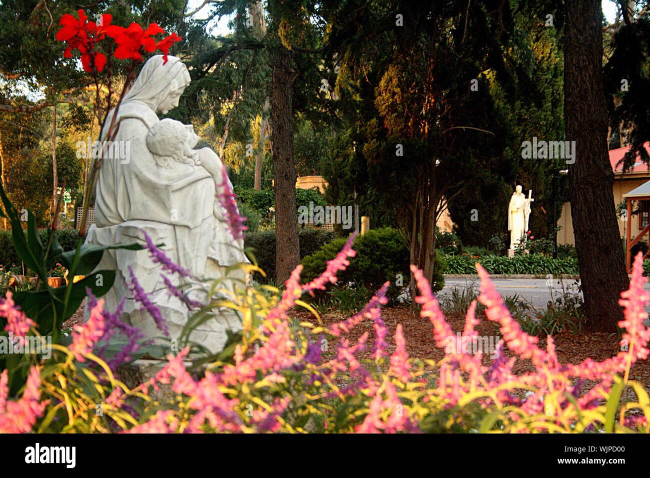 Mother mary statue hi-res stock photography and images - Alamy