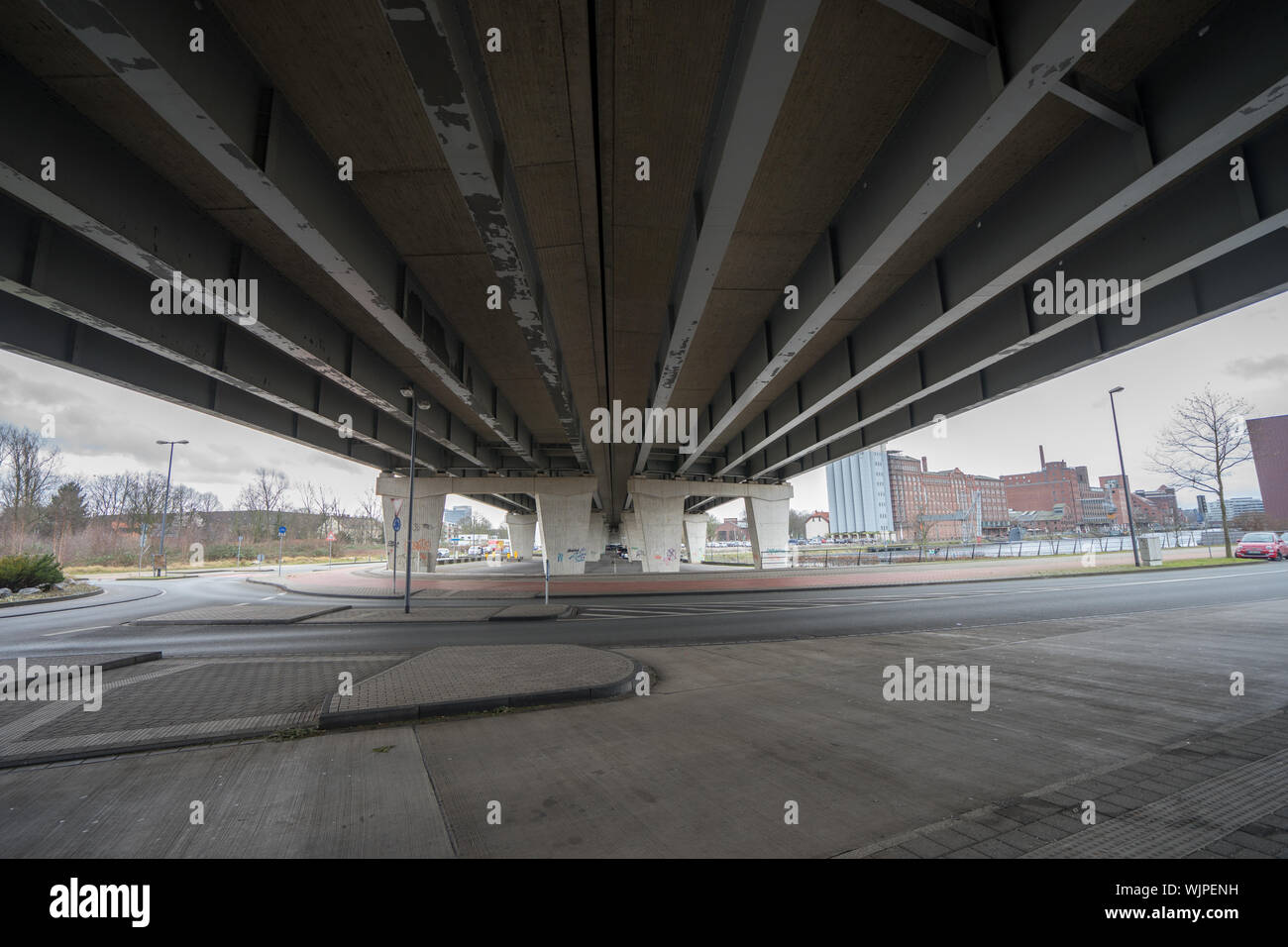 Under road bridge hi-res stock photography and images - Alamy