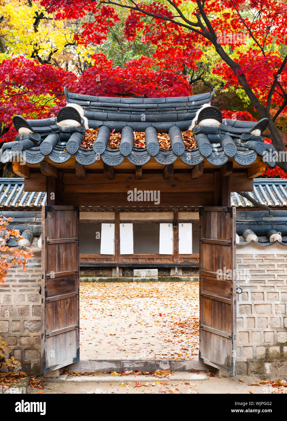 Chinese temple entrance hi-res stock photography and images - Alamy