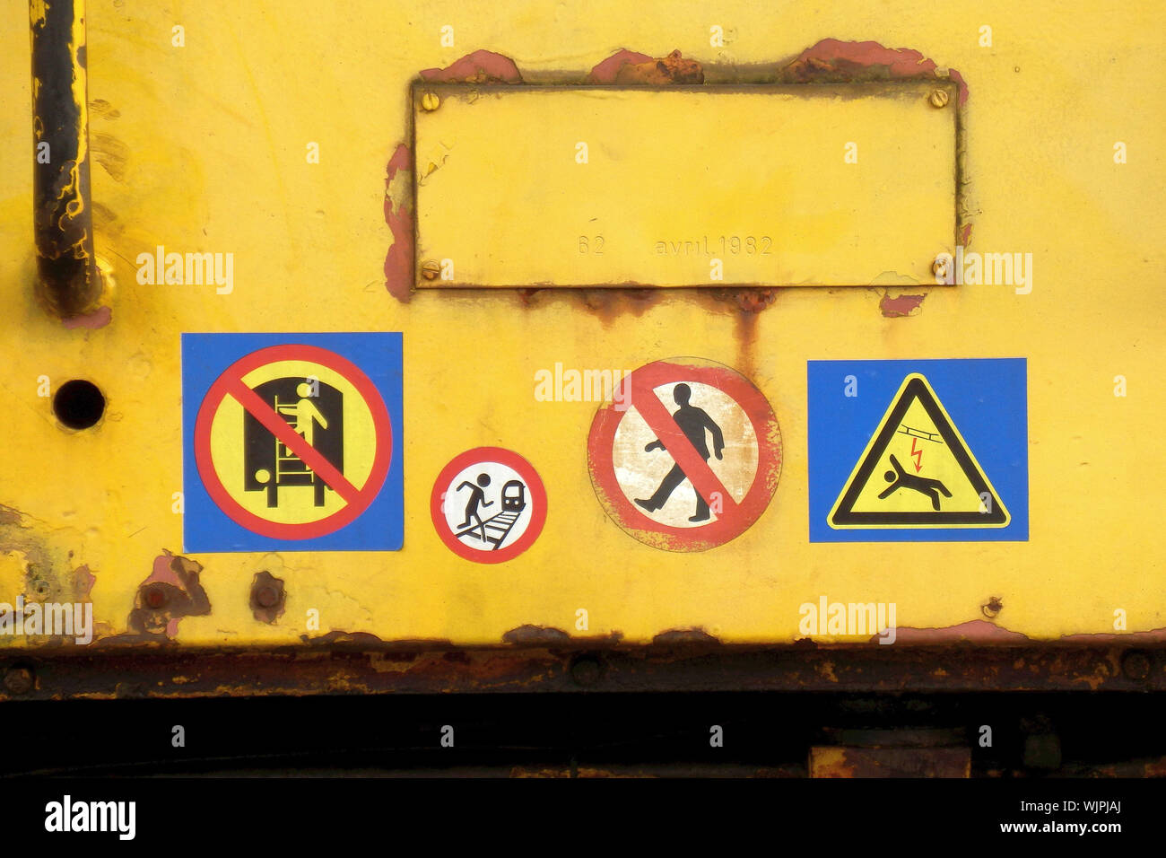 Metal warning signs hi-res stock photography and images - Alamy