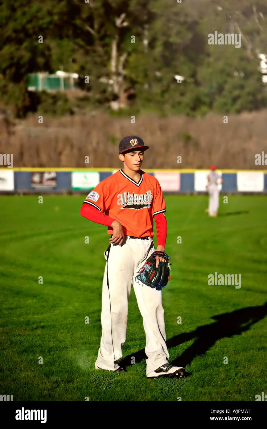 Boys on baseball field hi-res stock photography and images - Alamy