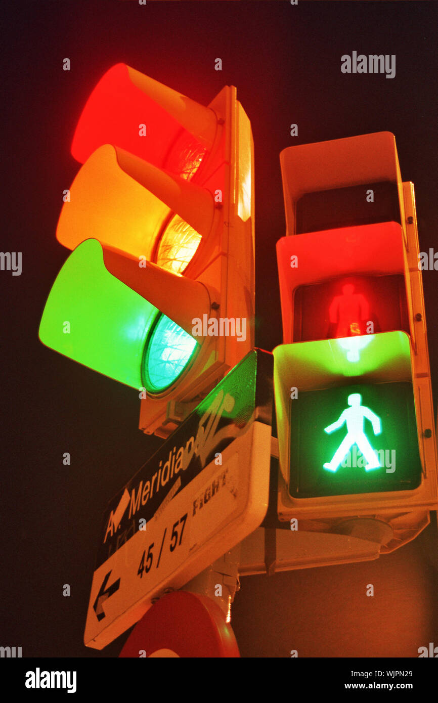 Green walk signal hi-res stock photography and images - Alamy