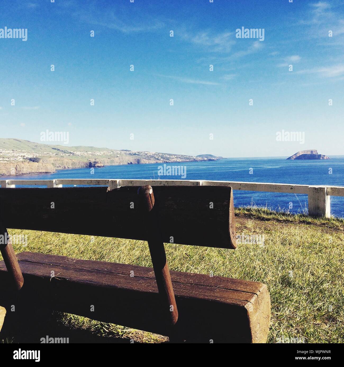 Bench overlooking lake hi-res stock photography and images - Alamy