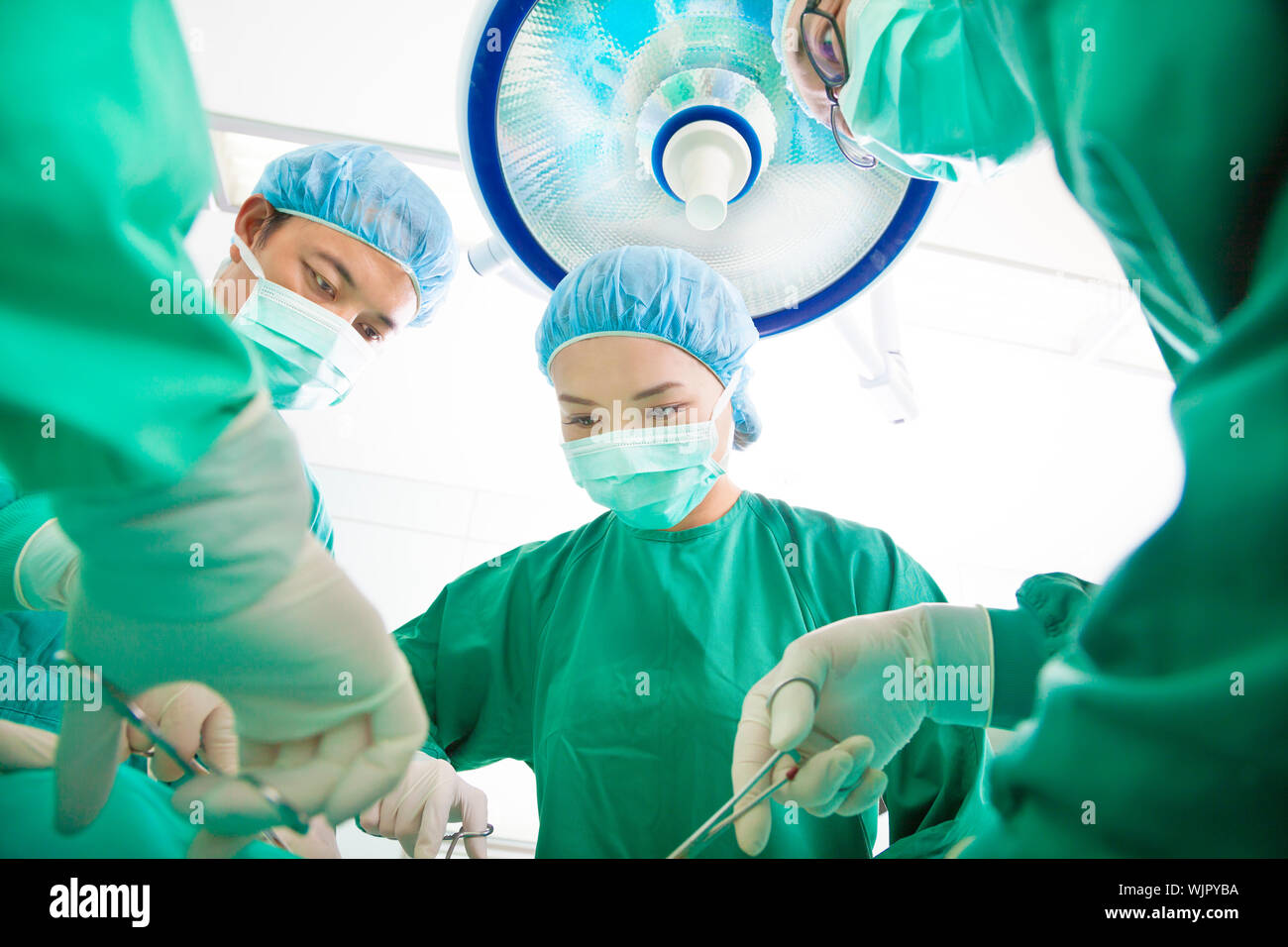 Dental surgeon wearing surgical mask hi-res stock photography and ...