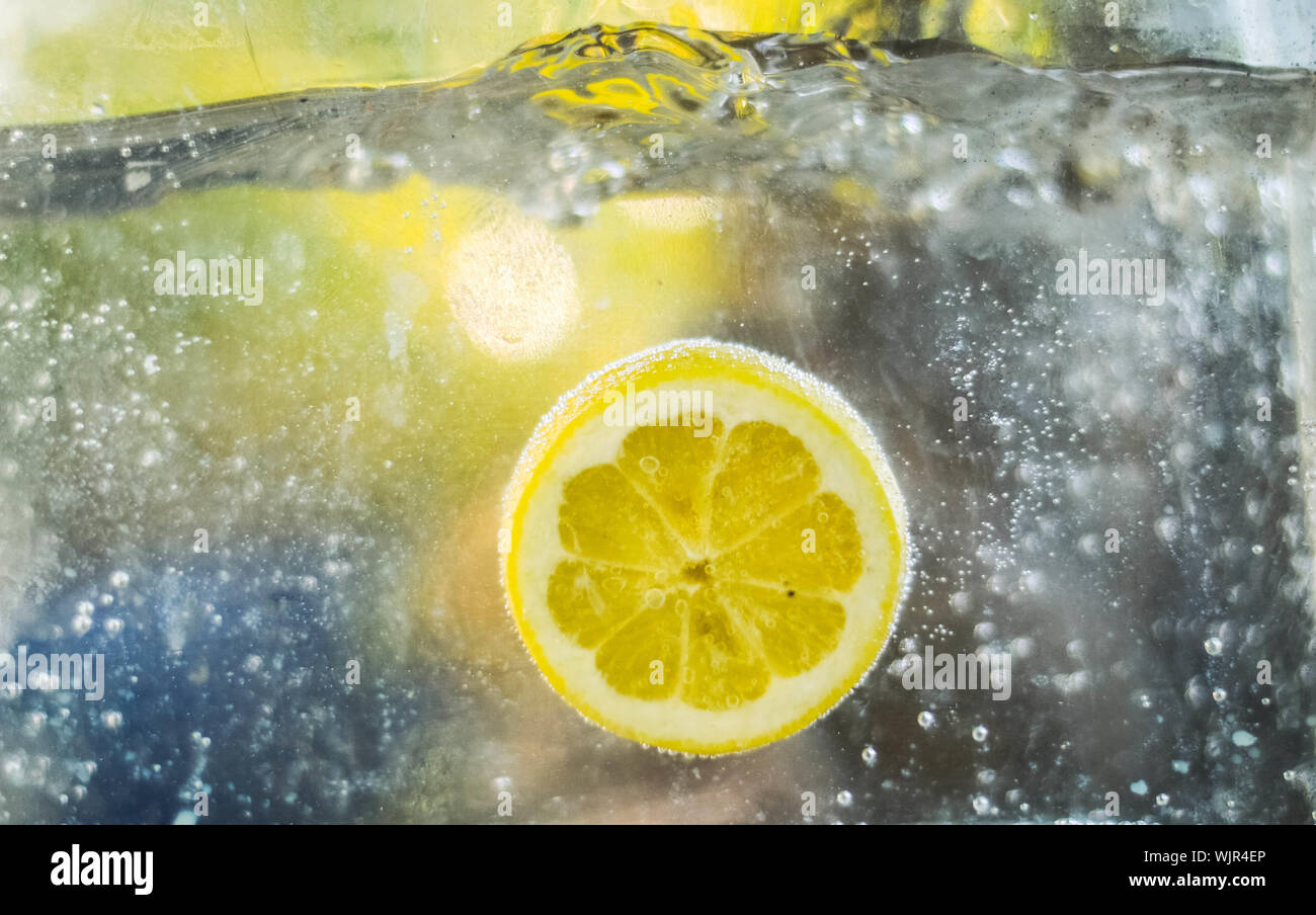 Close-up Of Lemon Slice In Water Stock Photo - Alamy