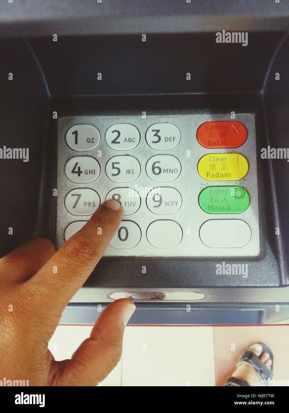 People using atm machine hi-res stock photography and images - Alamy