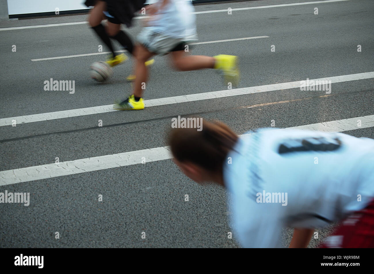Street soccer player hi-res stock photography and images - Alamy