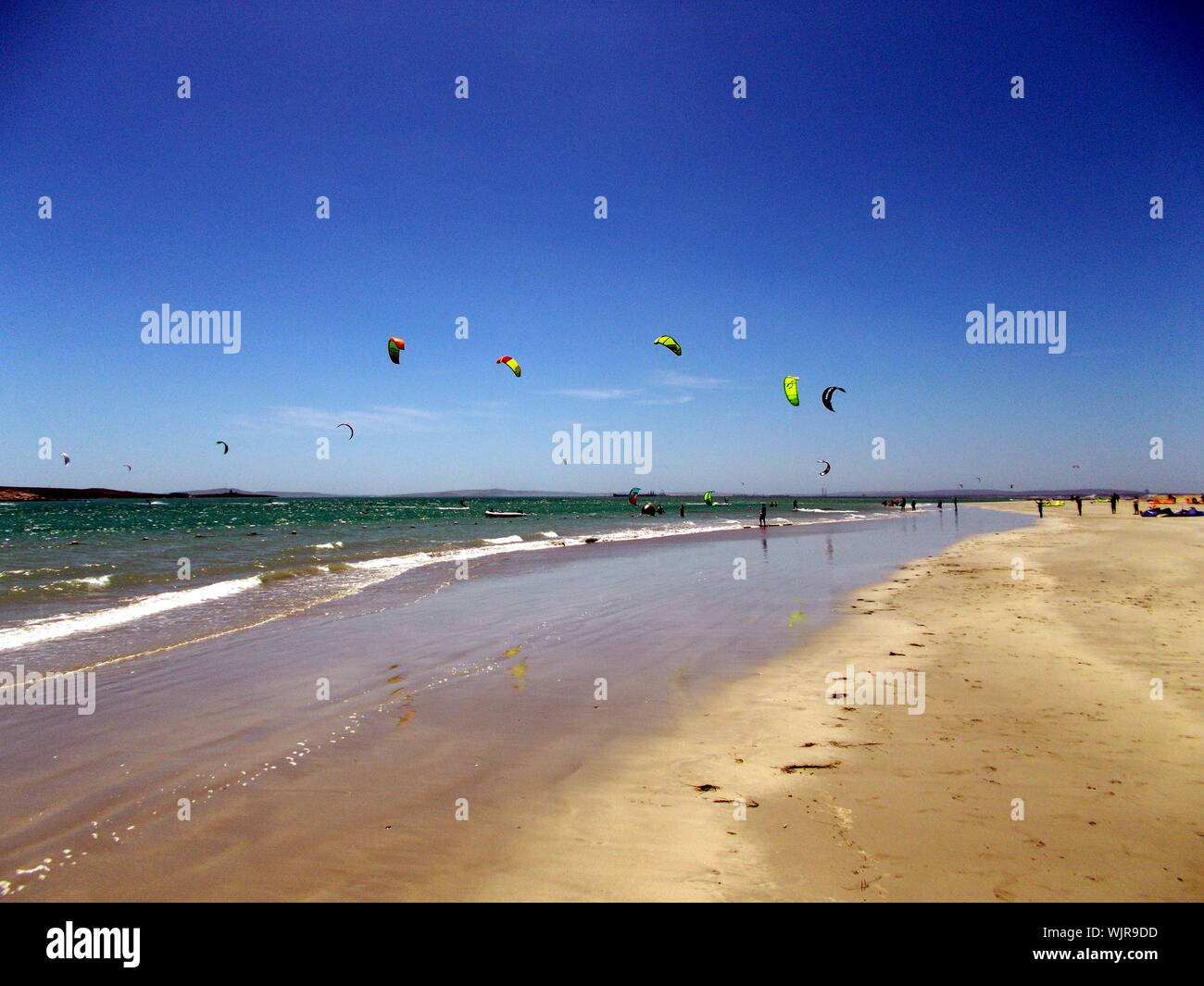 Parachuting hi-res stock photography and images - Alamy