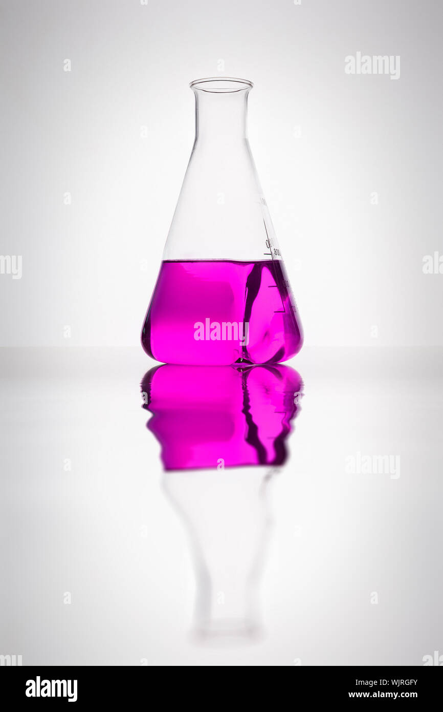 Purple liquid in glass beaker hi-res stock photography and images - Alamy
