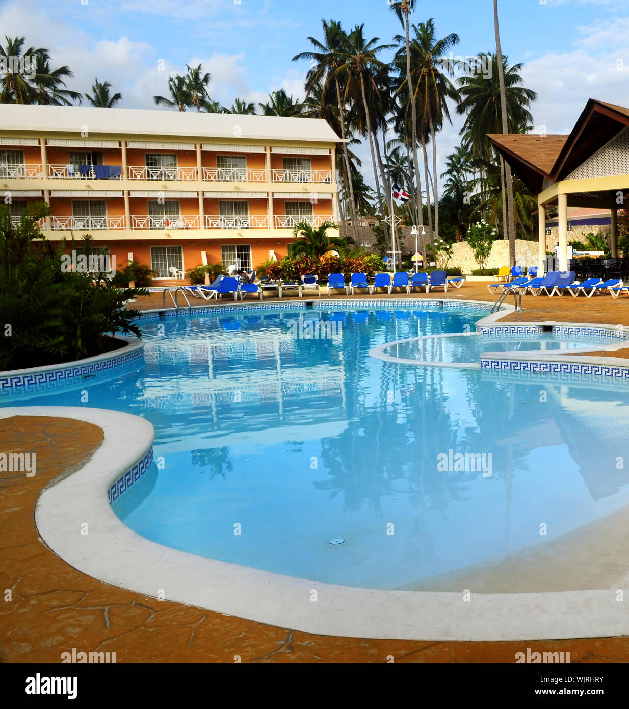 Swimming pool and accommodation at tropical resort Stock Photo - Alamy