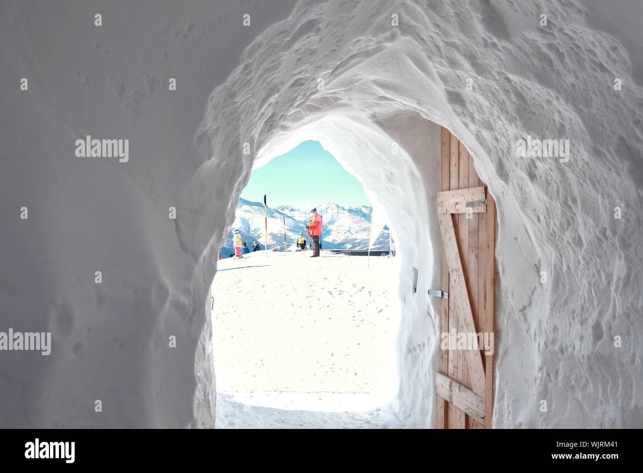 Igloo snow person hi-res stock photography and images - Alamy