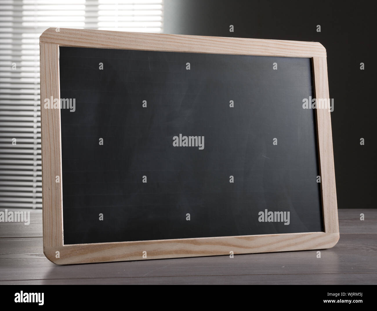 Small blackboard on table with blank copyspace Stock Photo - Alamy
