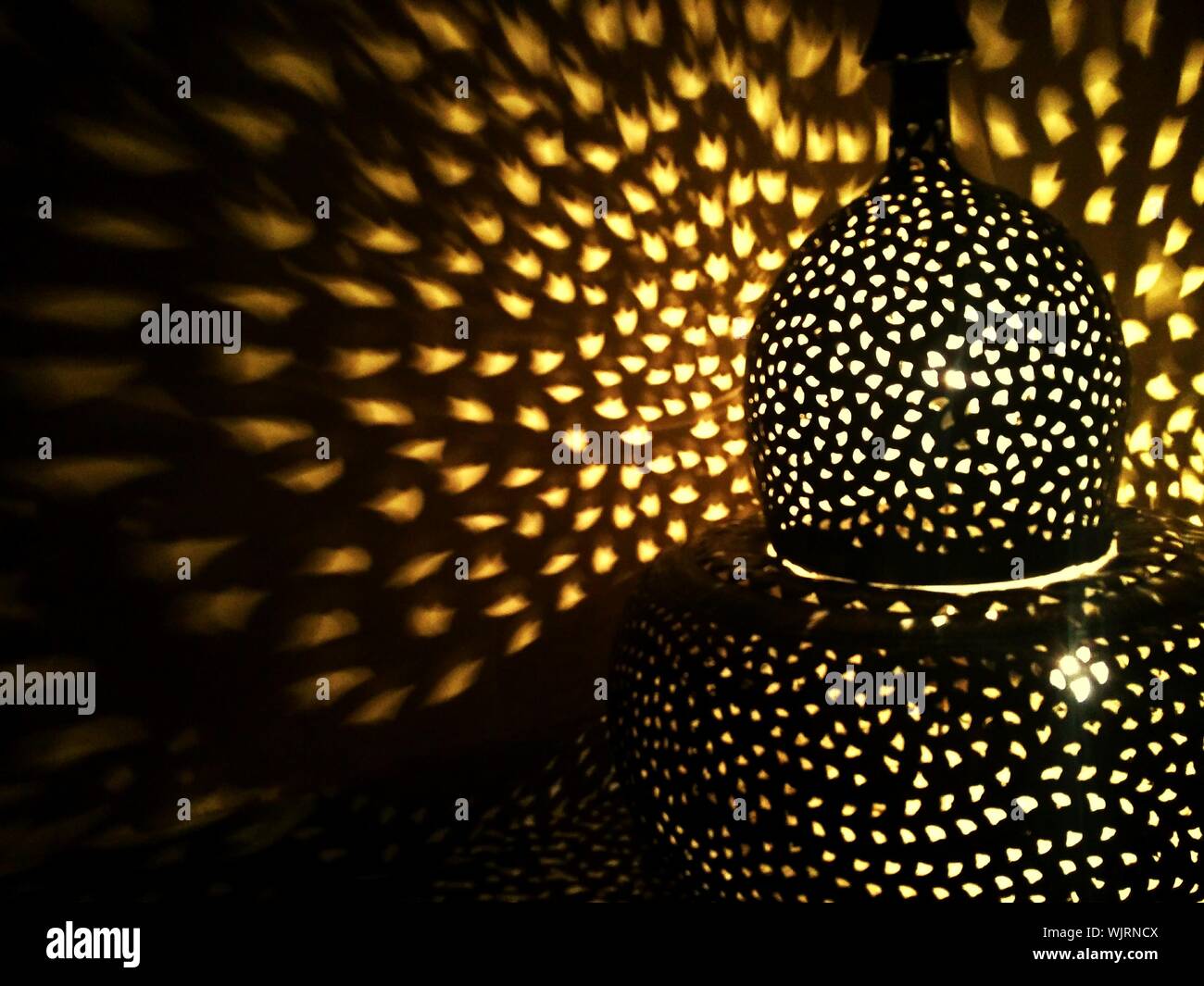 Reflecting wall hi-res stock photography and images - Alamy