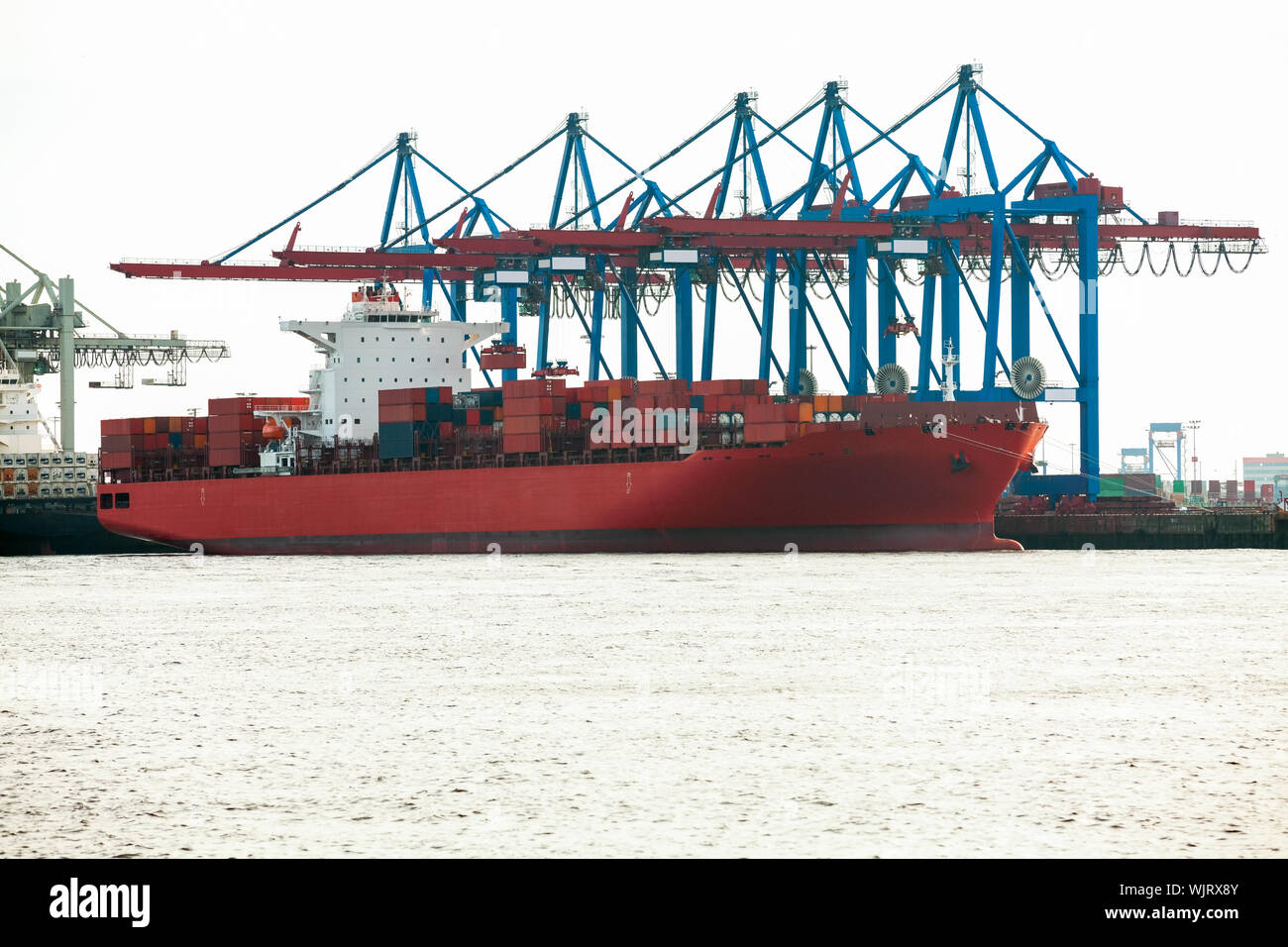 Row of containers ships hi-res stock photography and images - Alamy