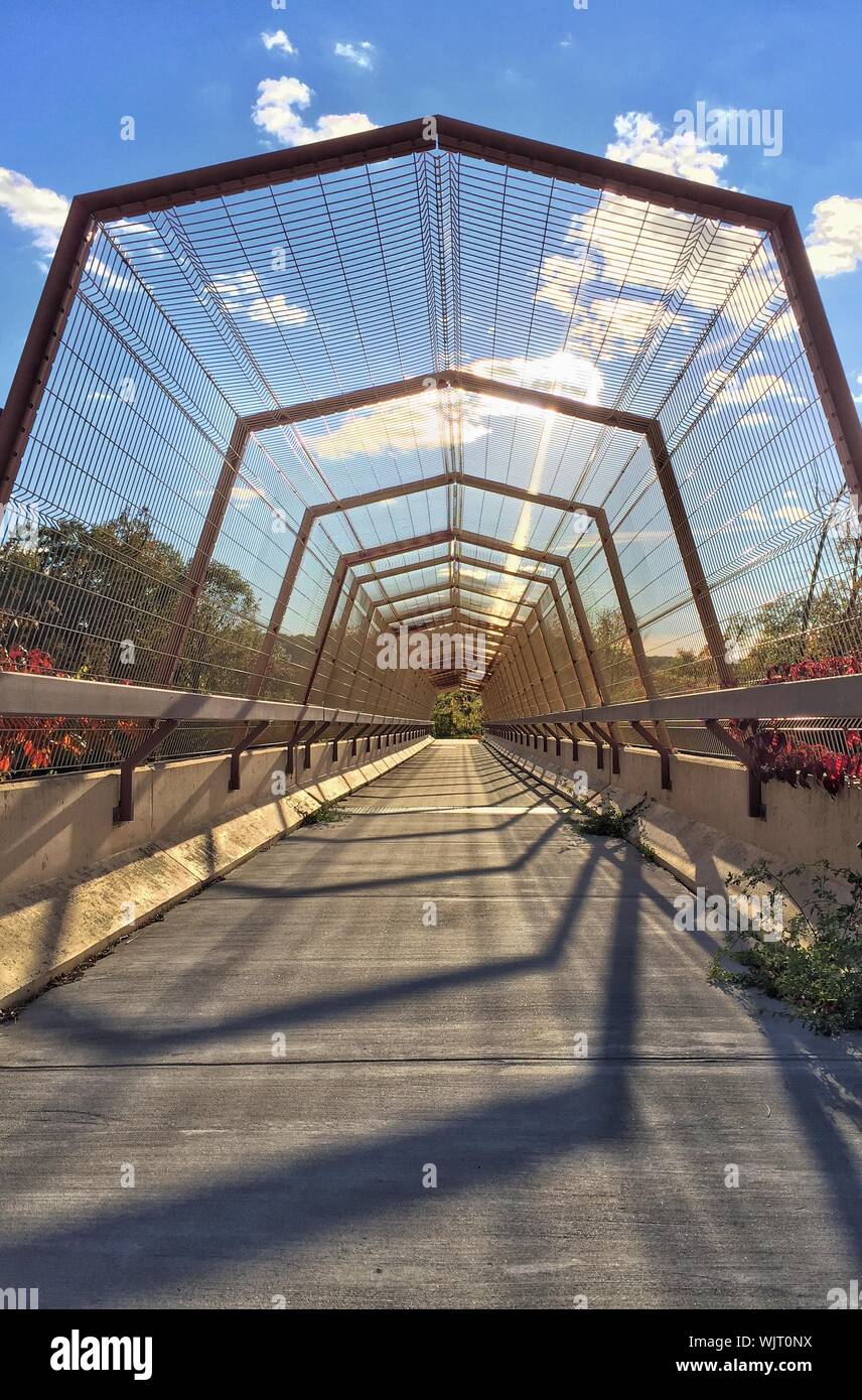Bridge roof hi-res stock photography and images - Alamy