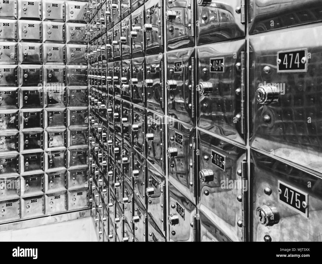 Bank vaults hi-res stock photography and images - Alamy