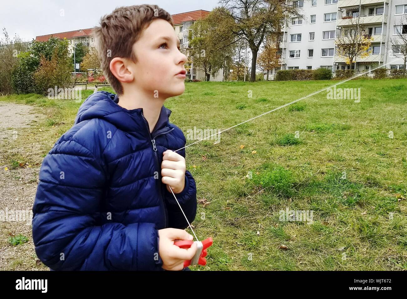 Flying kite hi-res stock photography and images - Alamy