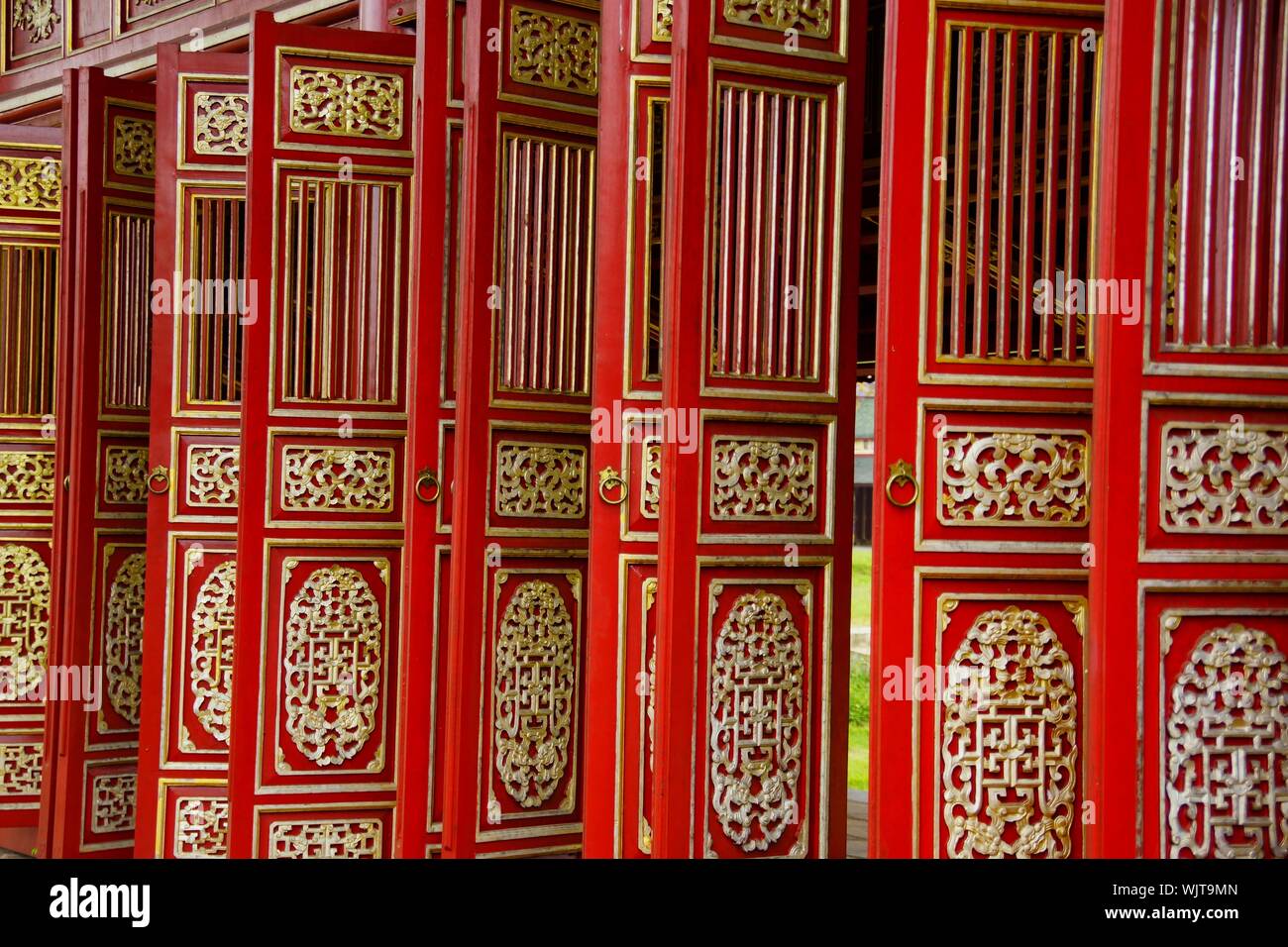 Chinese palace door hi-res stock photography and images - Alamy