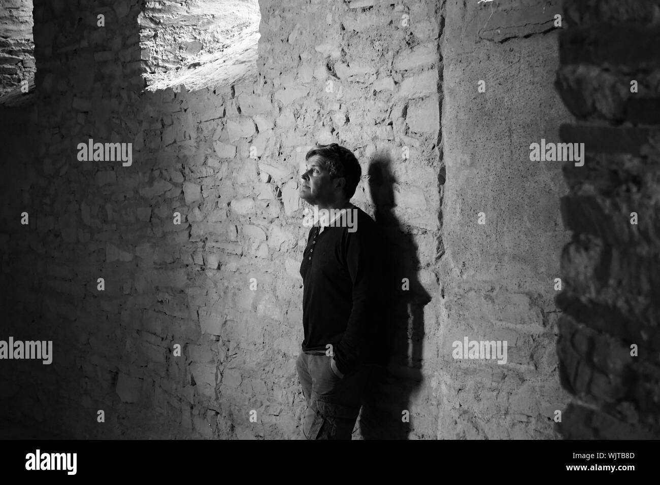 Man building stone wall hi-res stock photography and images - Alamy