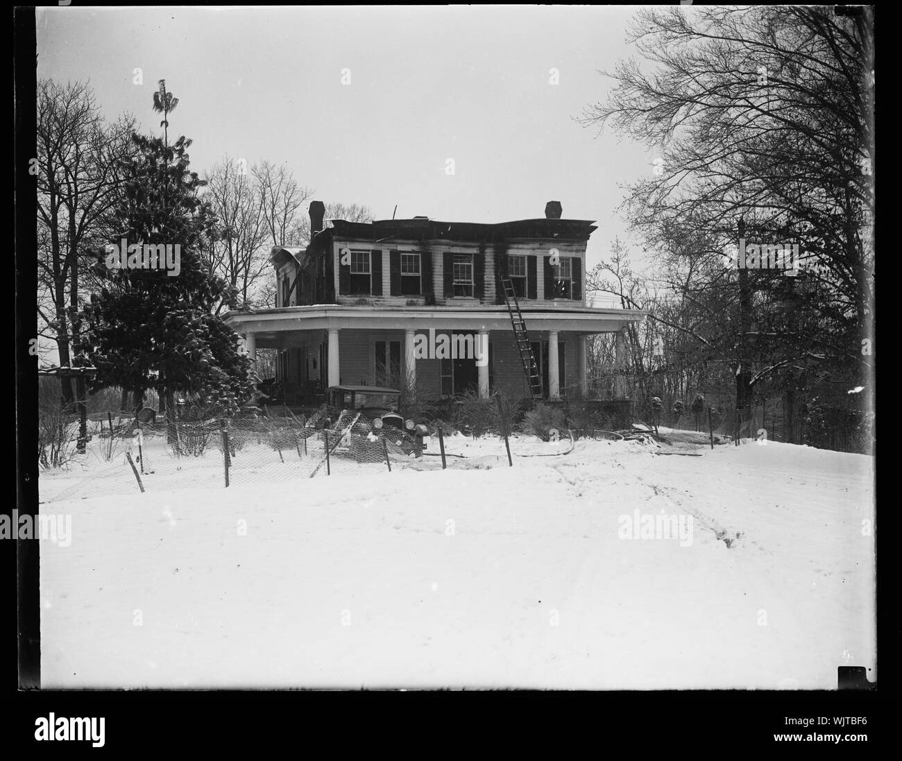 House damaged in fire Black and White Stock Photos & Images - Alamy
