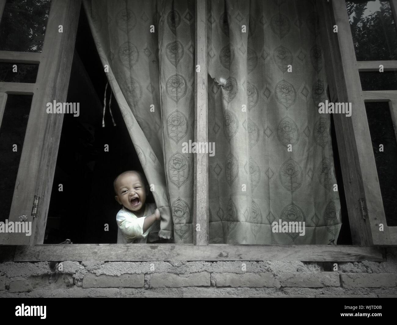 Kid looking through window hi-res stock photography and images - Alamy
