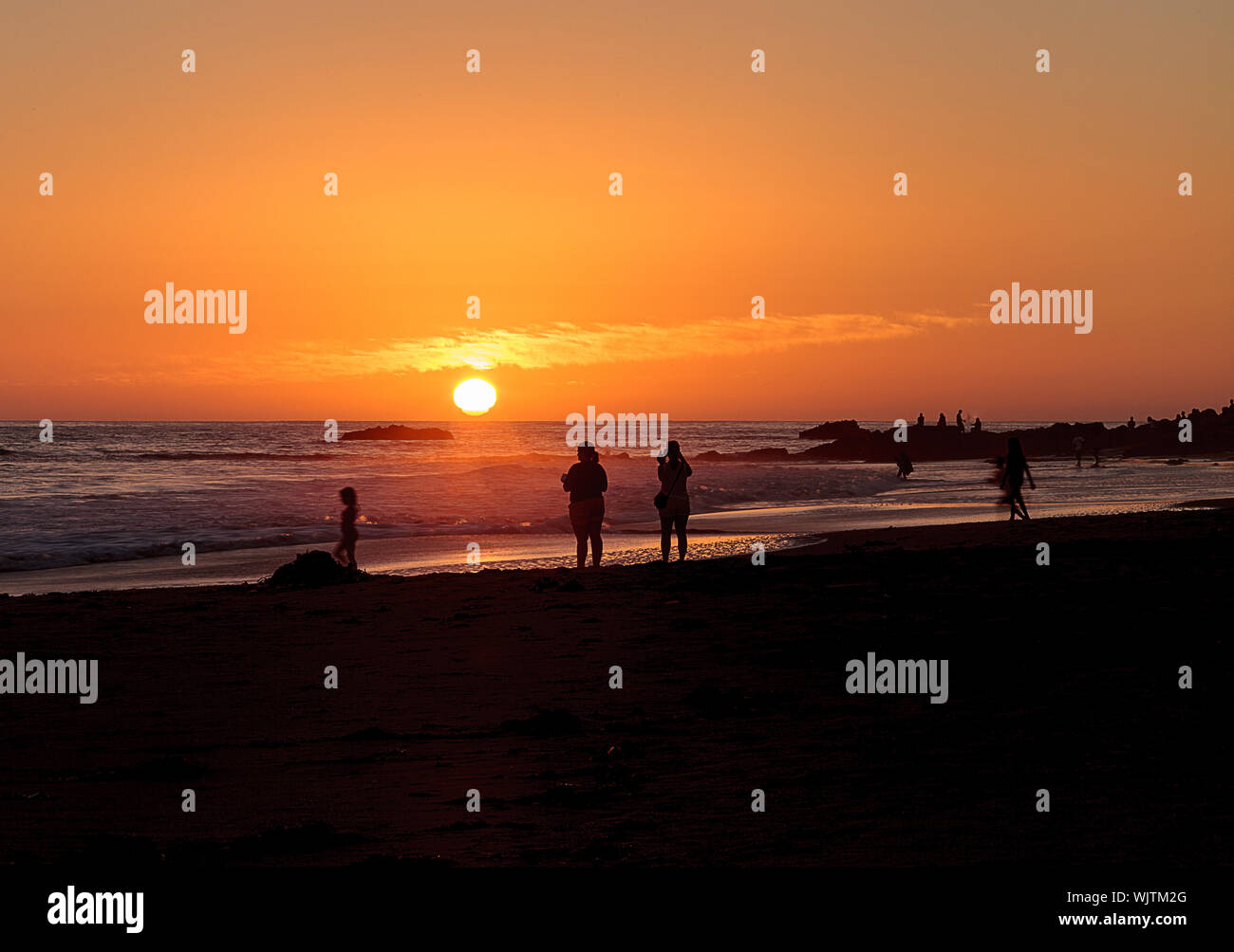 People beach sunset hi-res stock photography and images - Alamy