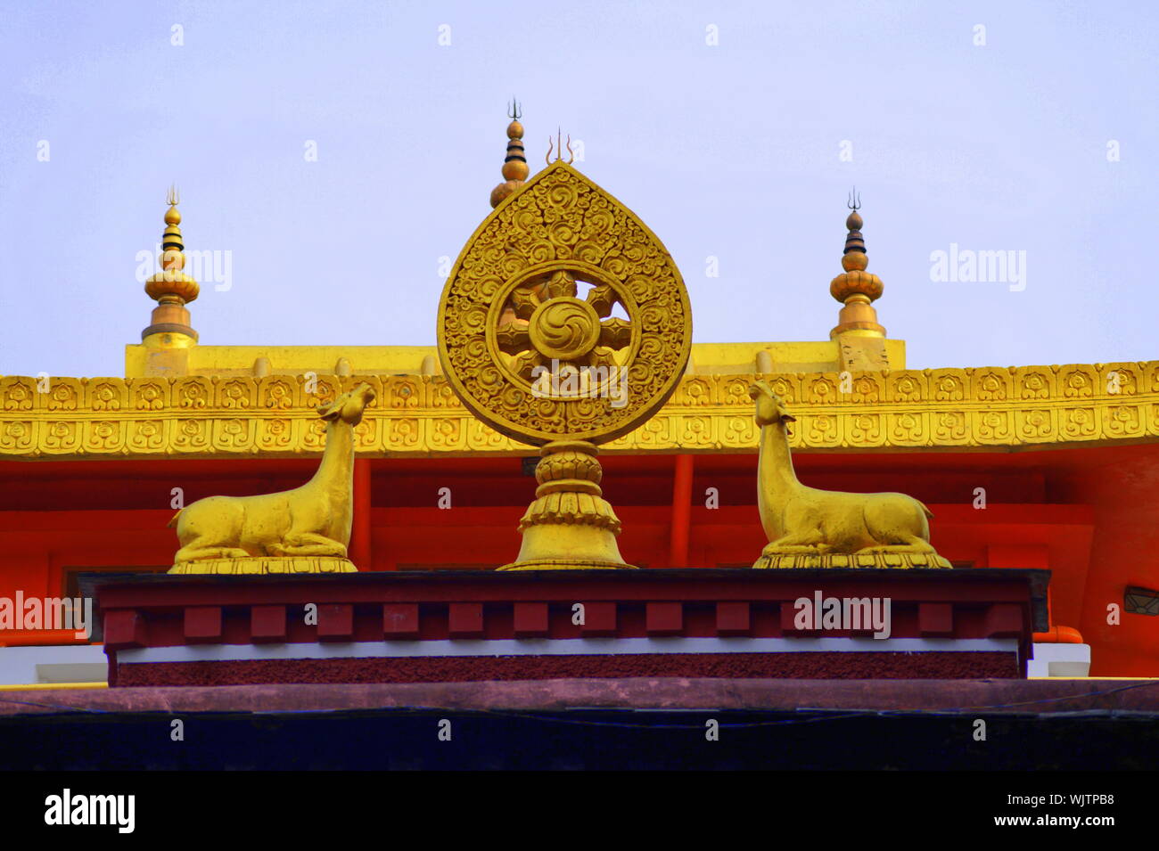 Red and gold temple hi-res stock photography and images - Alamy