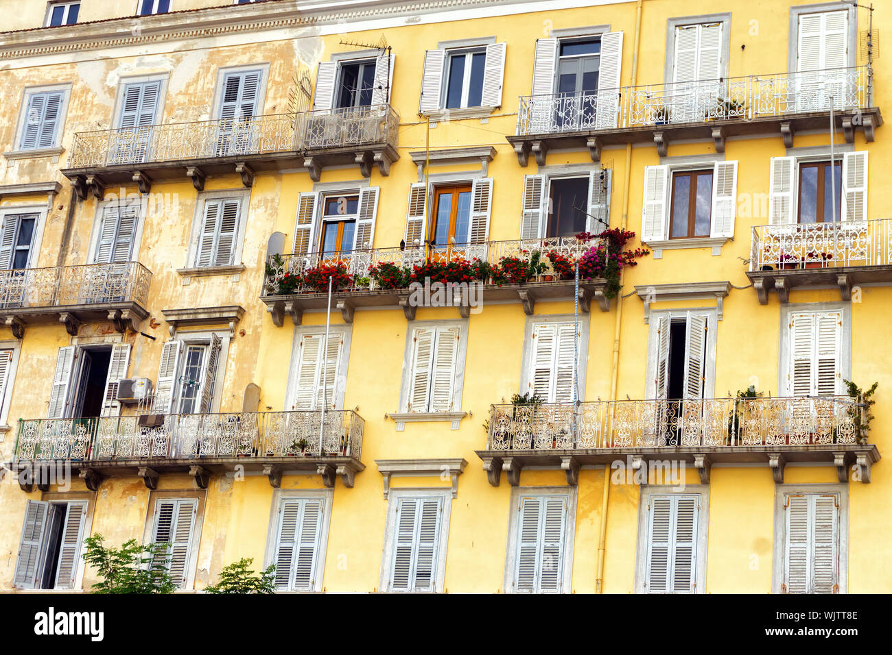 Old yellow building hi-res stock photography and images - Alamy