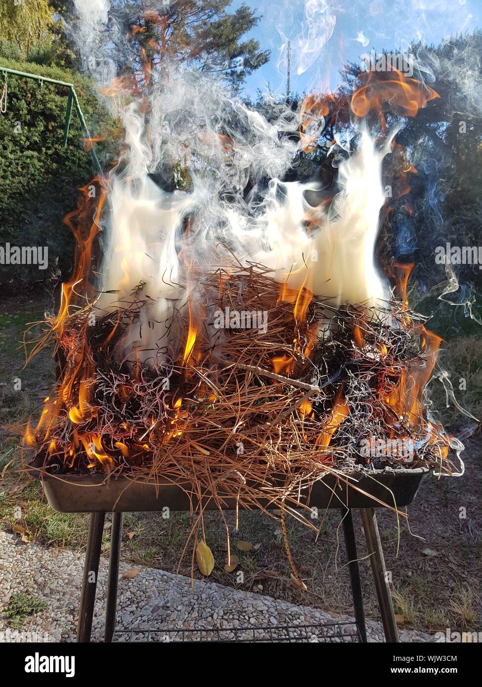 Smoking pit hi-res stock photography and images - Alamy