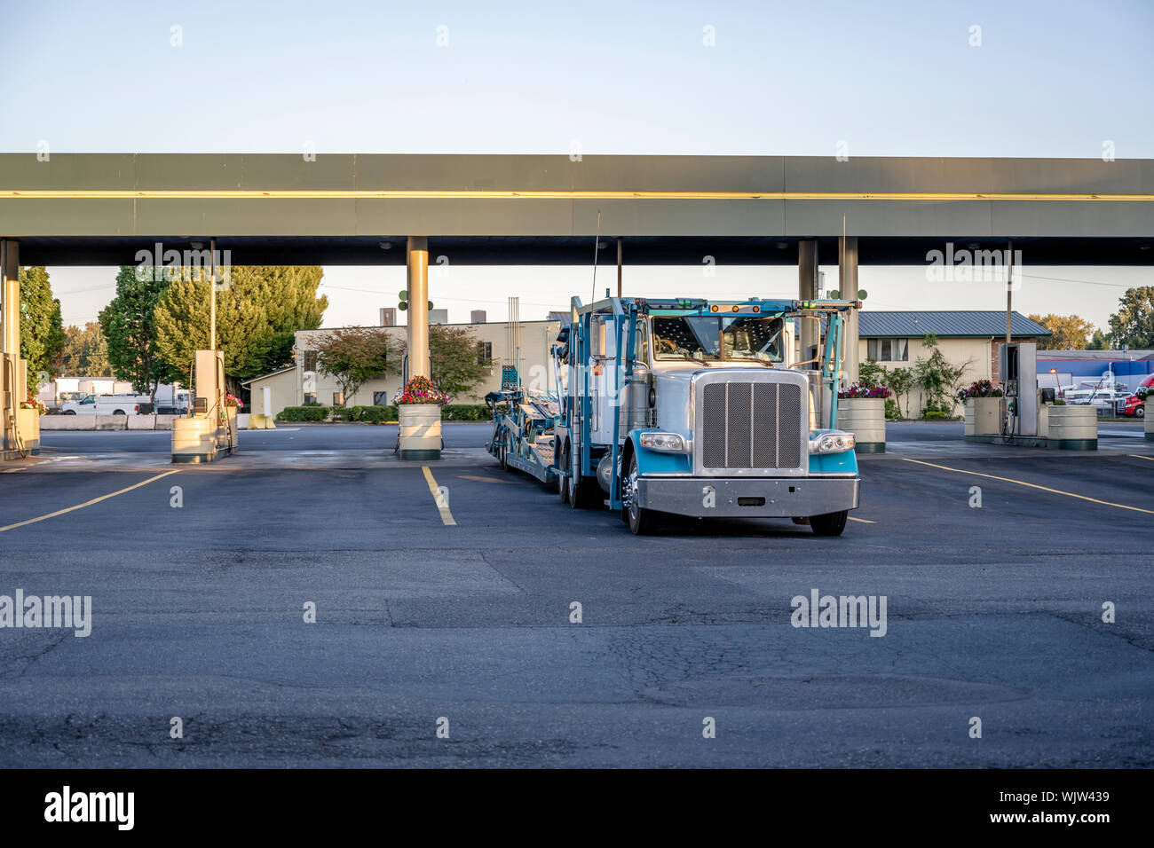 Empty carriage stands hi-res stock photography and images - Alamy
