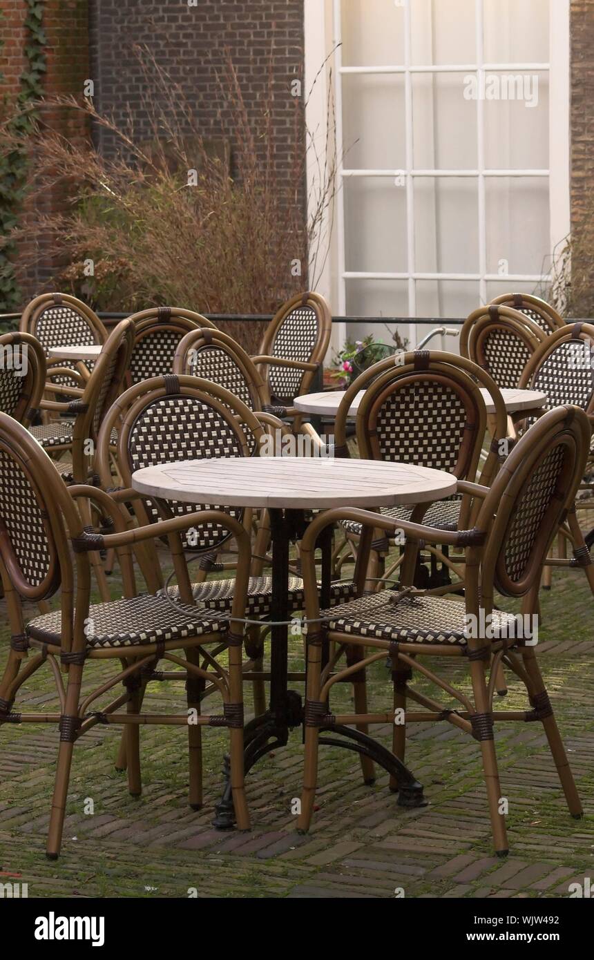 Courtyard cafe tearoom hi-res stock photography and images - Alamy