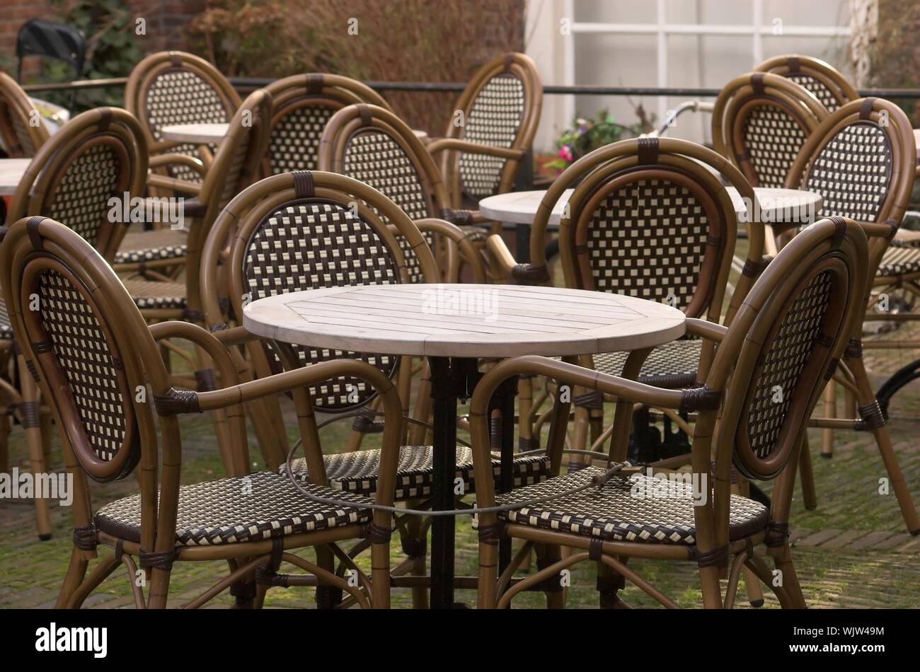 Courtyard cafe tearoom hi-res stock photography and images - Alamy