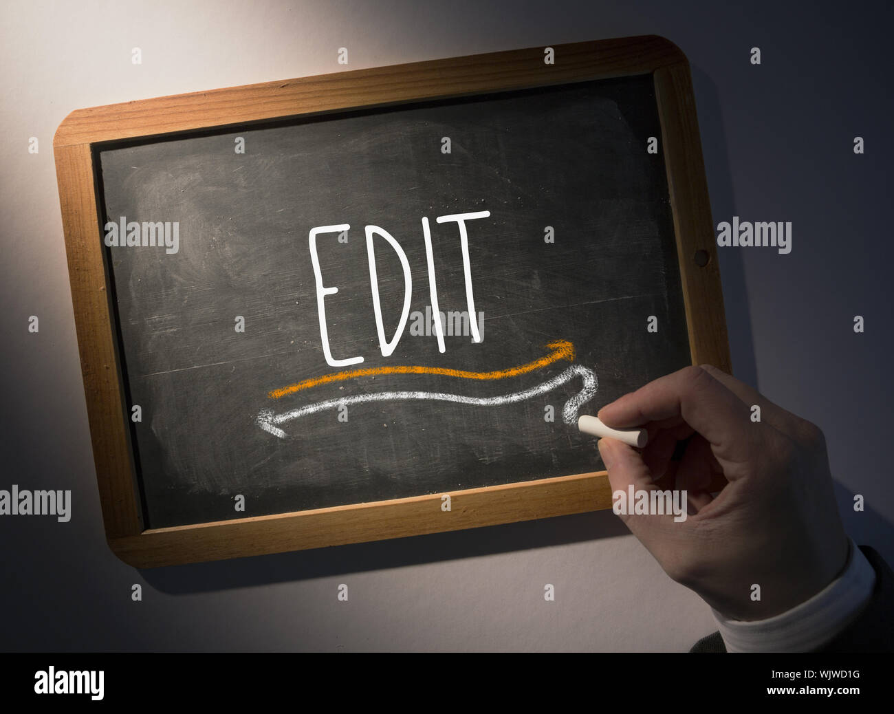 Hand writing the word edit on black chalkboard Stock Photo - Alamy
