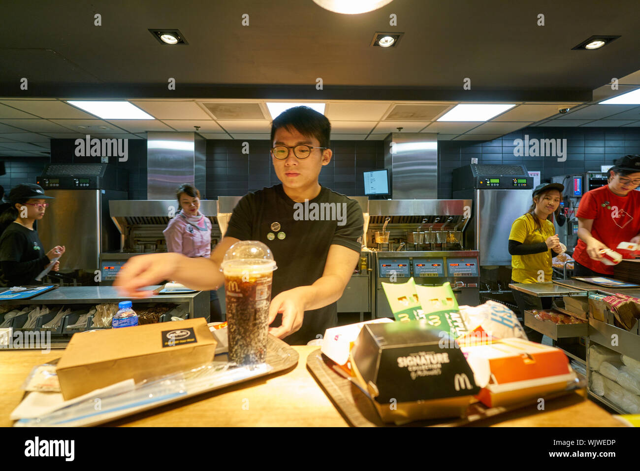 Mcdonalds worker 2019 hi-res stock photography and images - Alamy