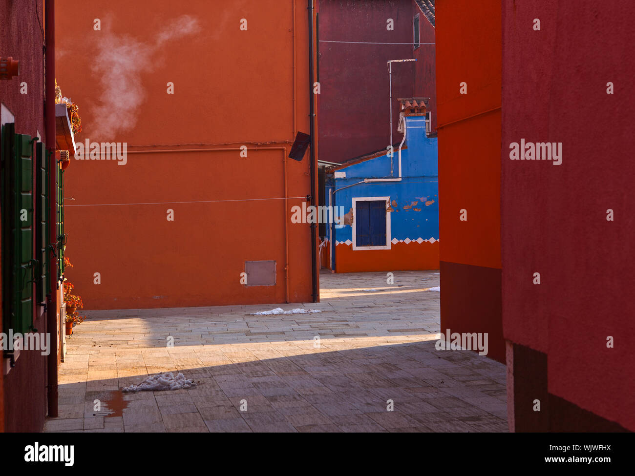 Red buildings city hi-res stock photography and images - Alamy